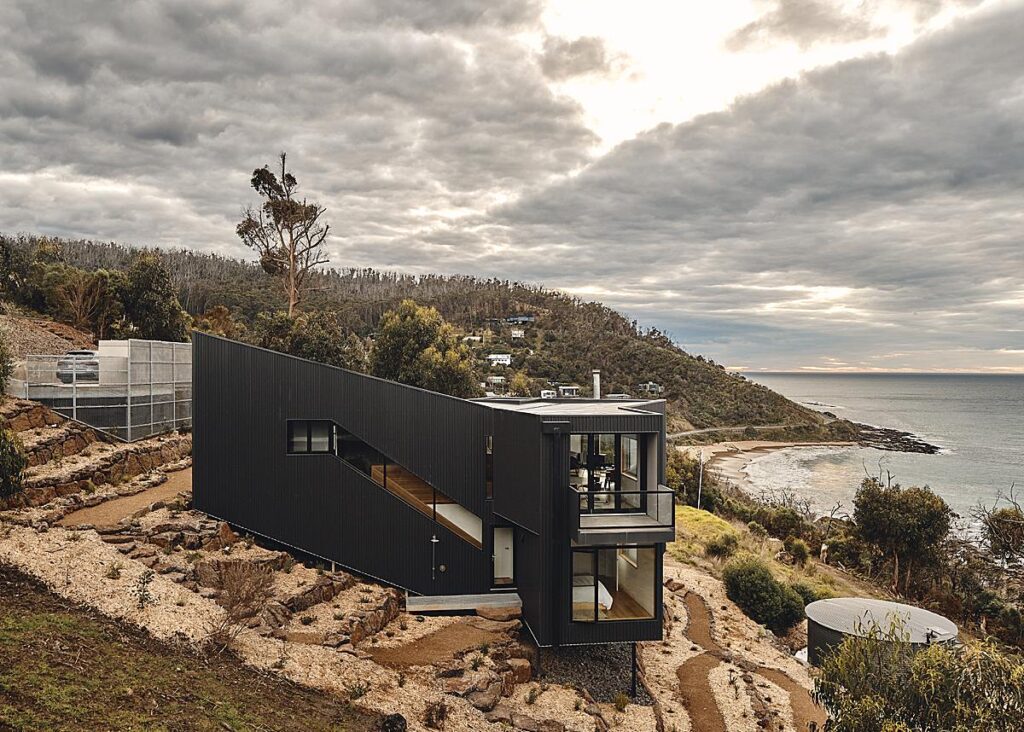 Peter Bennetts Photographs A Coastal House Built to Withstand Fires and ...